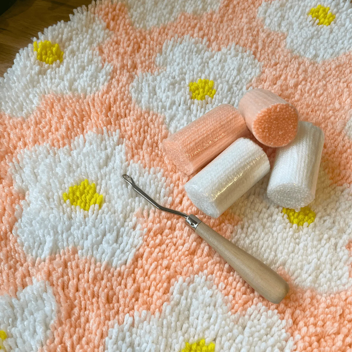 FLOWER BOMB DAISY Latch Hook Rug Making Kit | Craft Club